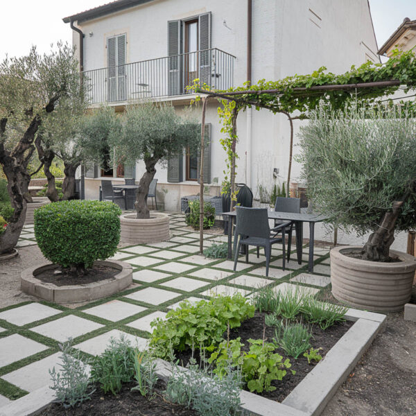 25 Inspiring Ways to Create a European Style Backyard - Brooke Nicole ...